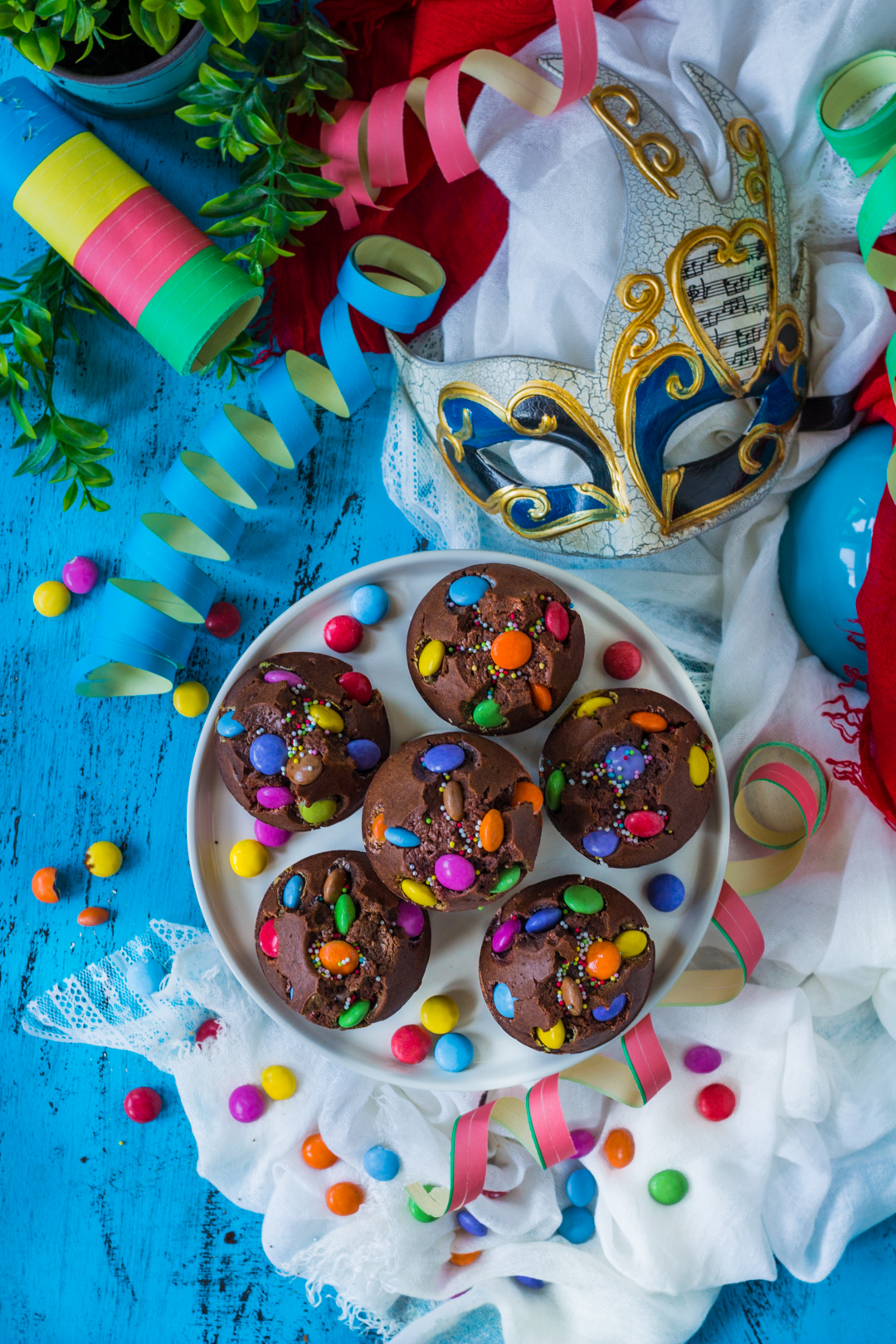 Muffin con smarties albumi e cacao - Velocissimi, allegri e golosi!