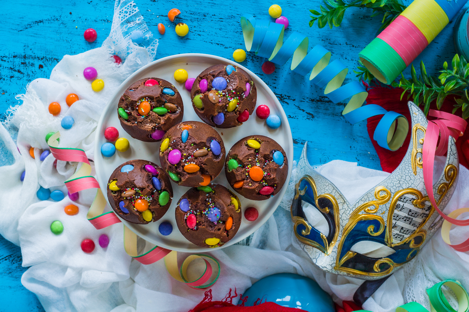 Muffin con smarties albumi e cacao - Velocissimi, allegri e golosi!